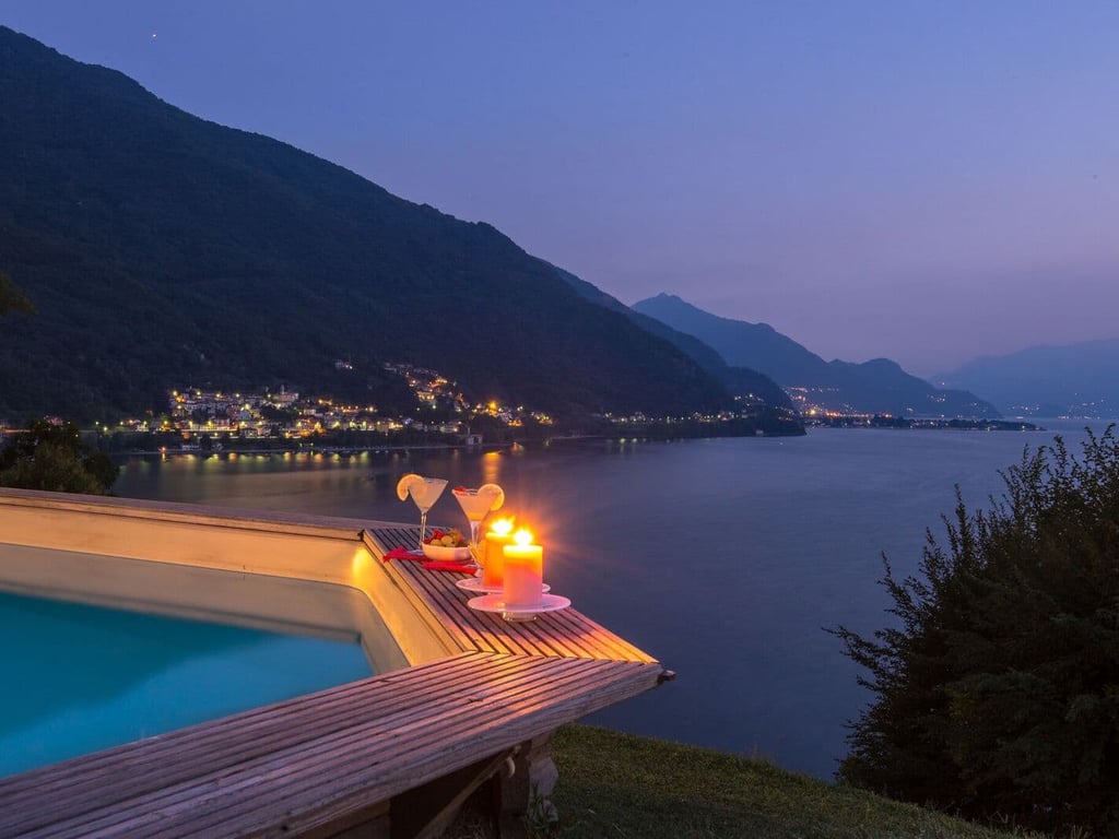 Archimede: Modernist villa with Pool and Jacuzzi on Lake Como