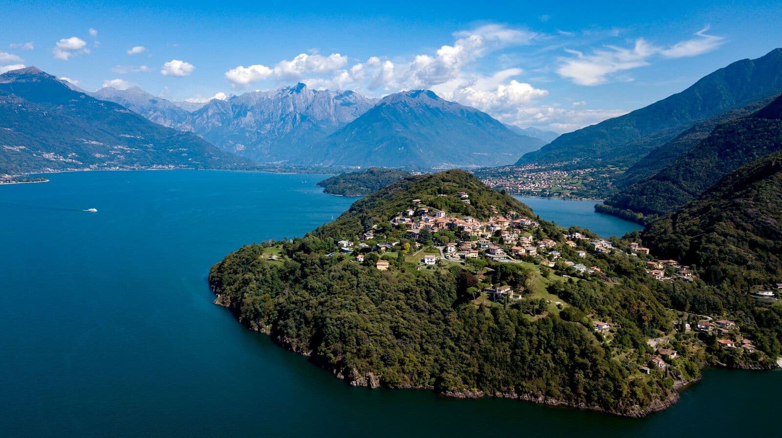 Archimede: Modernist villa with Pool and Jacuzzi on Lake Como