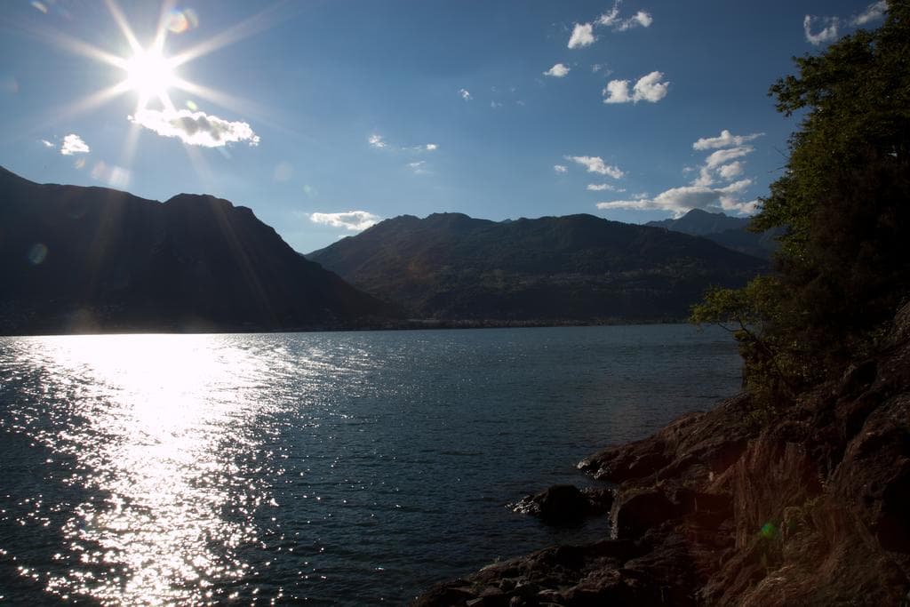 Archimede: Modernist villa with Pool and Jacuzzi on Lake Como